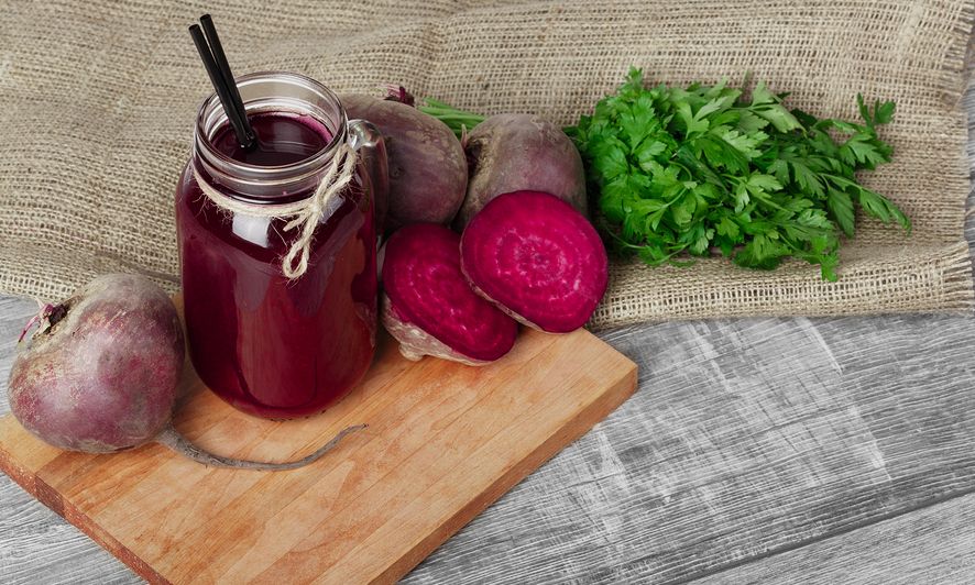 Χρώμα ούρων: Πότε φταίει η διατροφή & πότε να επισκεφτείτε γιατρό